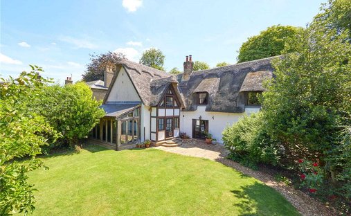 Luxe maisons avec bibliothèque à vendre en Cottenham, Angleterre, Royaume-Uni | JamesEdition