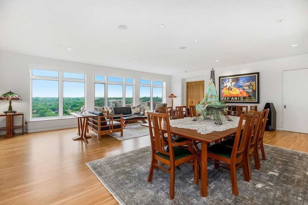 Residencia Meticulosamente Mejorada En En Kansas City, Misuri, Estados ...