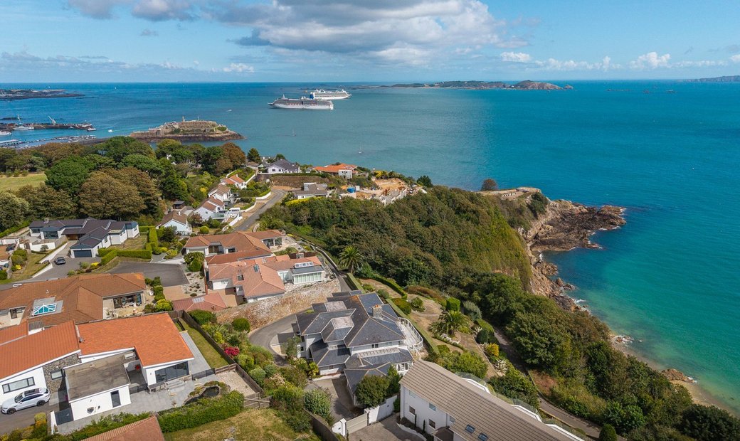 Markantes Haus Auf Einer Klippe Mit In Saint Peter Port, Guernsey Zu ...
