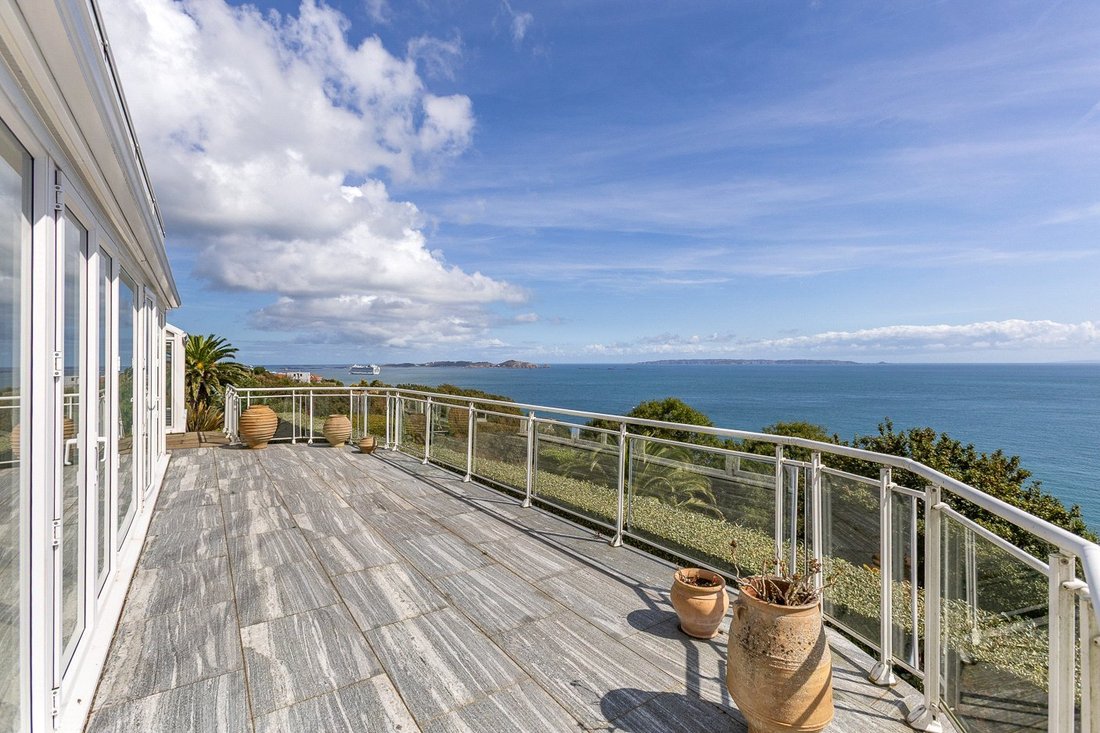 Markantes Haus Auf Einer Klippe Mit In Saint Peter Port, Guernsey Zu ...