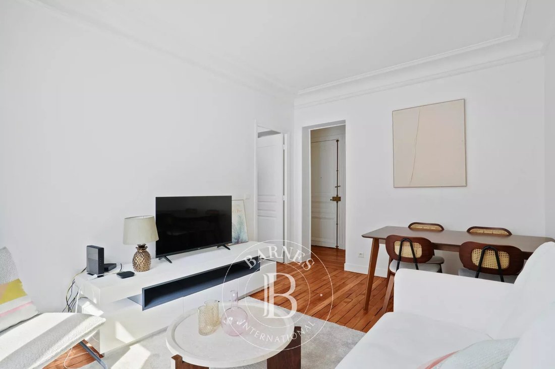 Paris 16 Muette 2 Pièces Entièrement Dans Paris, île De France, France ...