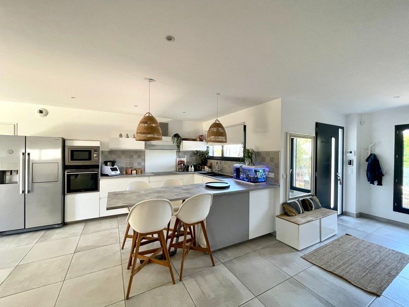 Contemporary 5 Room Villa With Swimming Pool — In Vauvert, Occitanie ...