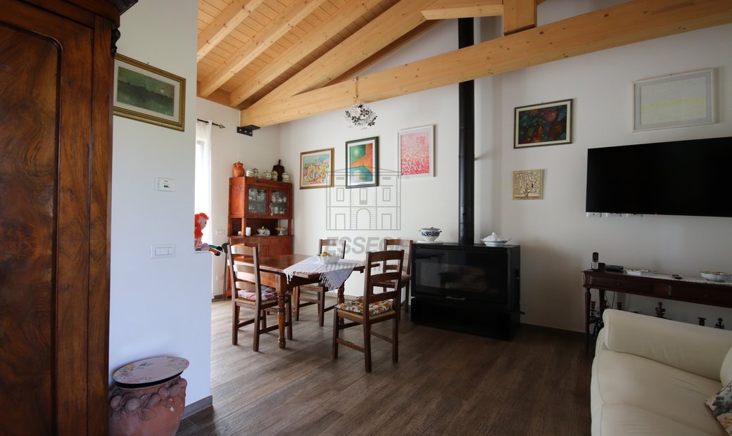 In Zwei Einheiten Aufgeteilte Villa Zum In Porcari, Toskana, Italien Zu ...