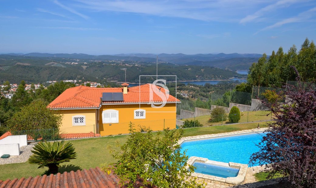 Villa T5 En Udf De Serra E In Serra E Junceira, Distrikt Santarém ...