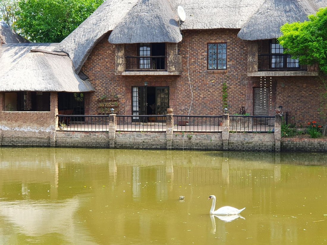 Multi Family Estate With Thriving Wedding In Roodeplaat, Gauteng, South ...