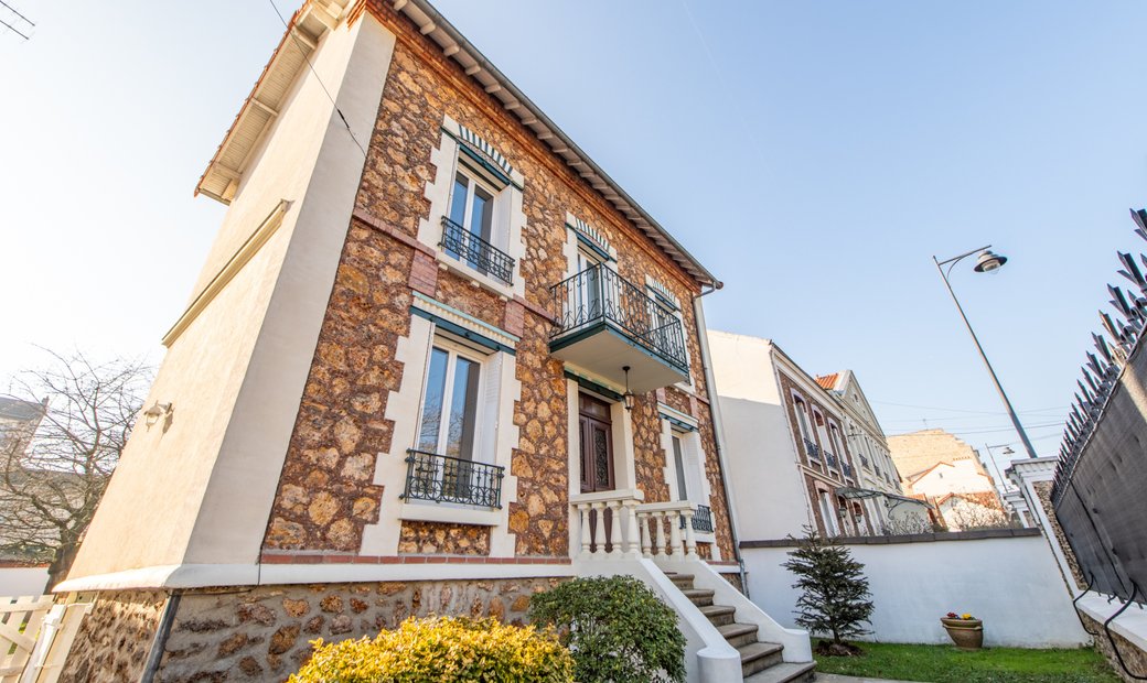 Beautiful Stone Building From The Early 20th In Paris, île De France ...