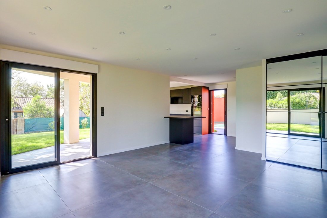 Balma, Casa De Una Sola Planta Con Edificio Anexo En Balma, Occitania ...