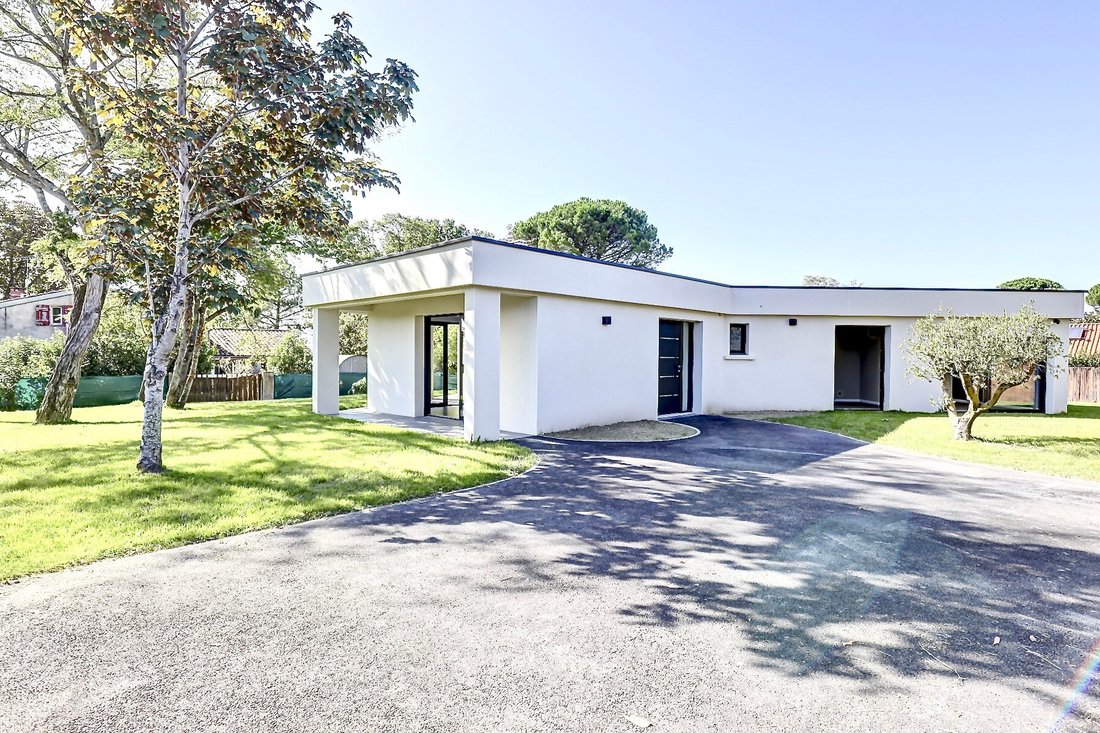 Balma, Casa De Una Sola Planta Con Edificio Anexo En Balma, Occitania ...