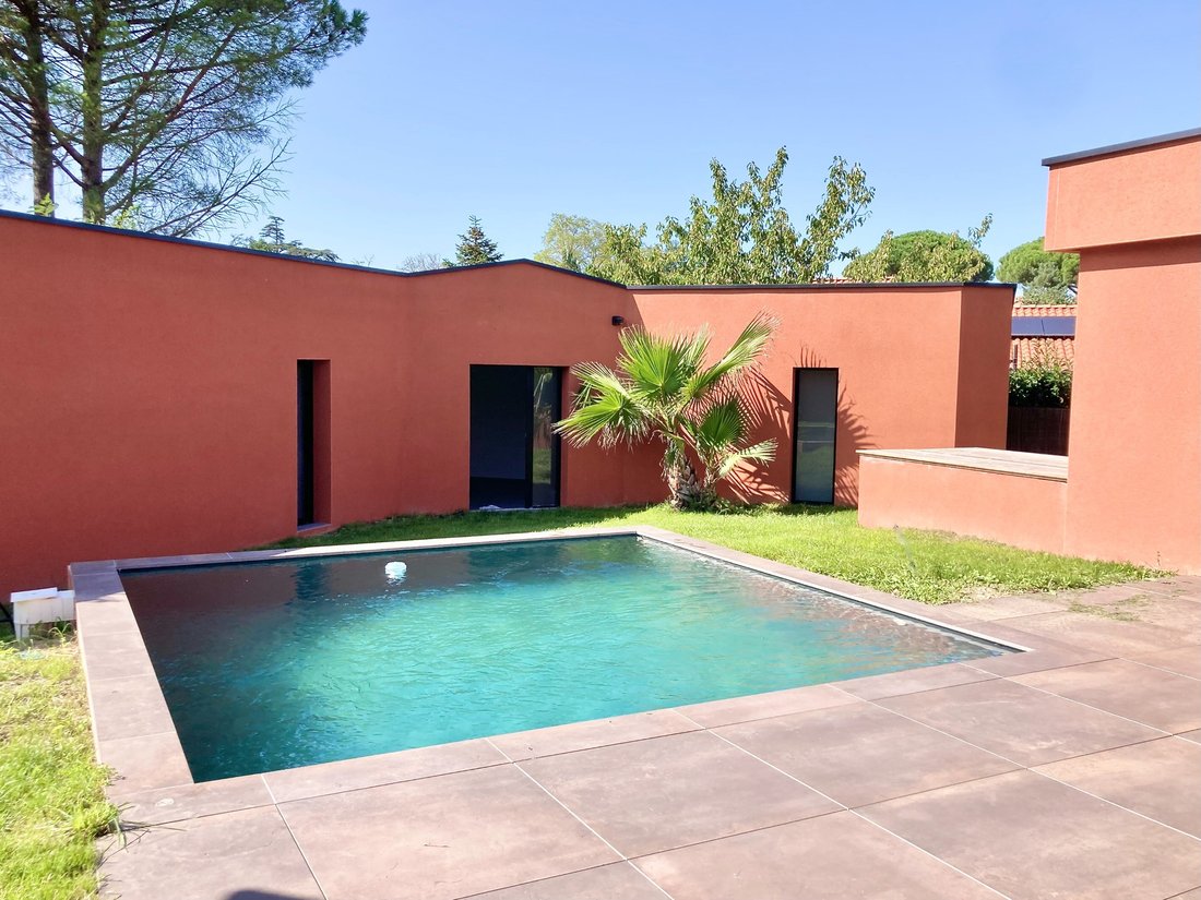 Balma, Casa De Una Sola Planta Con Edificio Anexo En Balma, Occitania ...