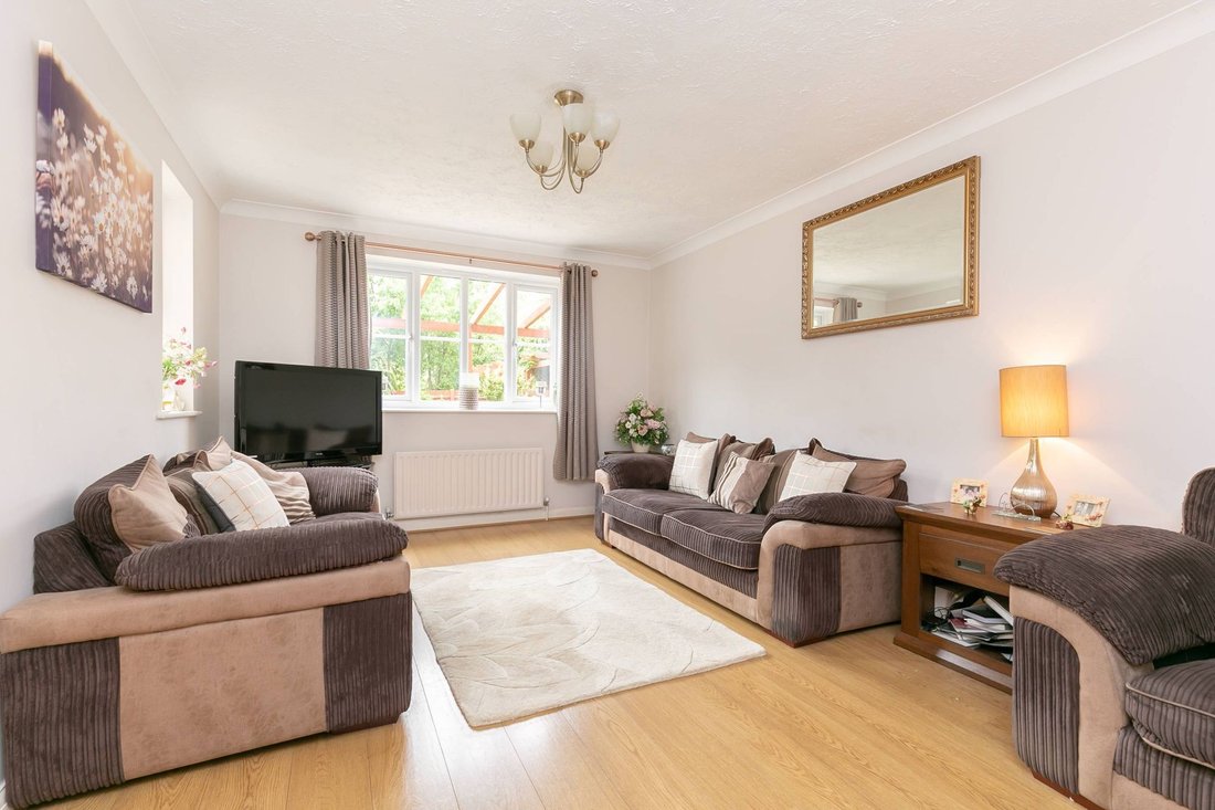 House Crawley In Crawley, England, United Kingdom For Sale (16203371)