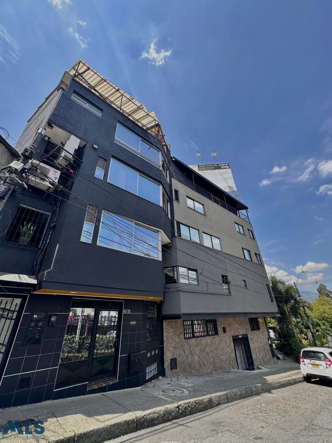 2 Edificios En Venta A Una Cuadra Del Parque En Medellín, Antioquia, Colombia En Venta (16208289)