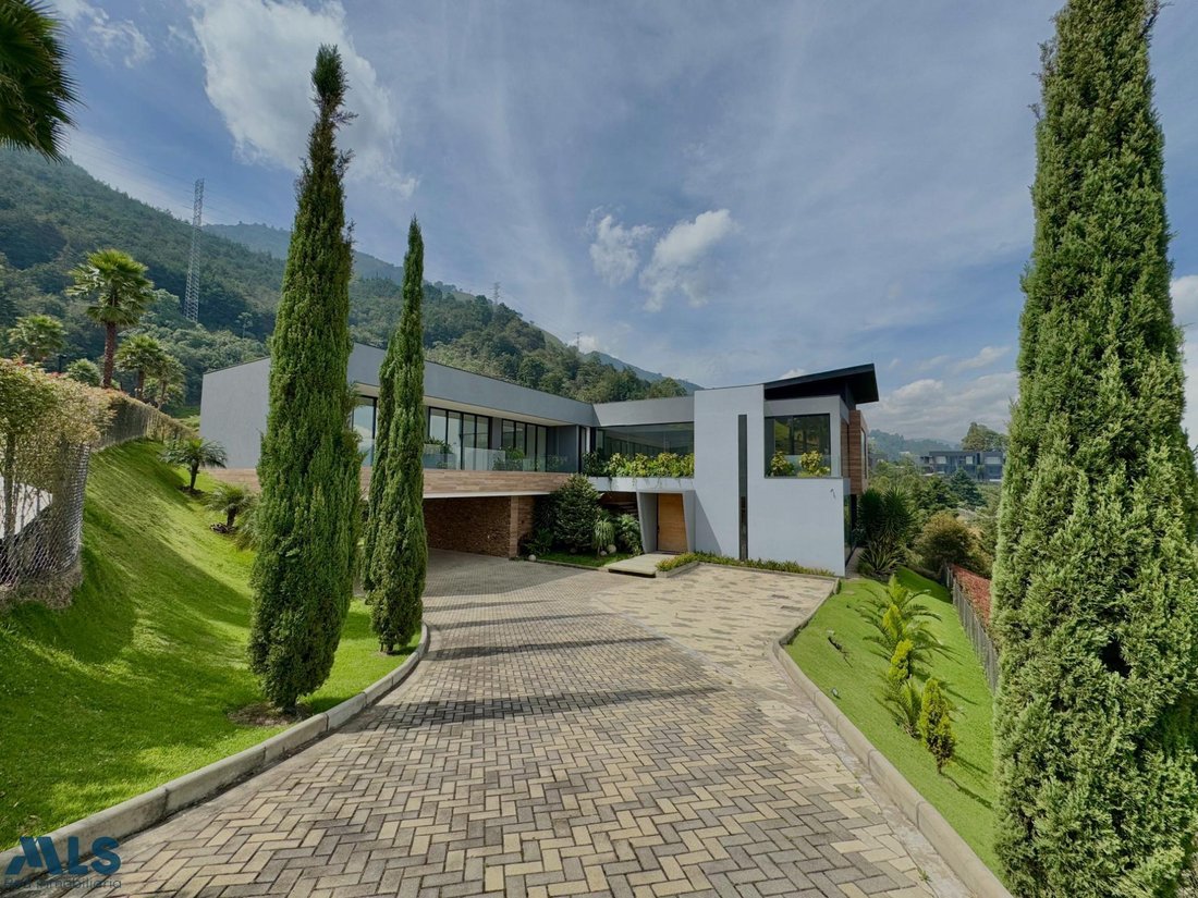 Stunning House With Pool And Panoramic Views In Medellín, Antioquia ...