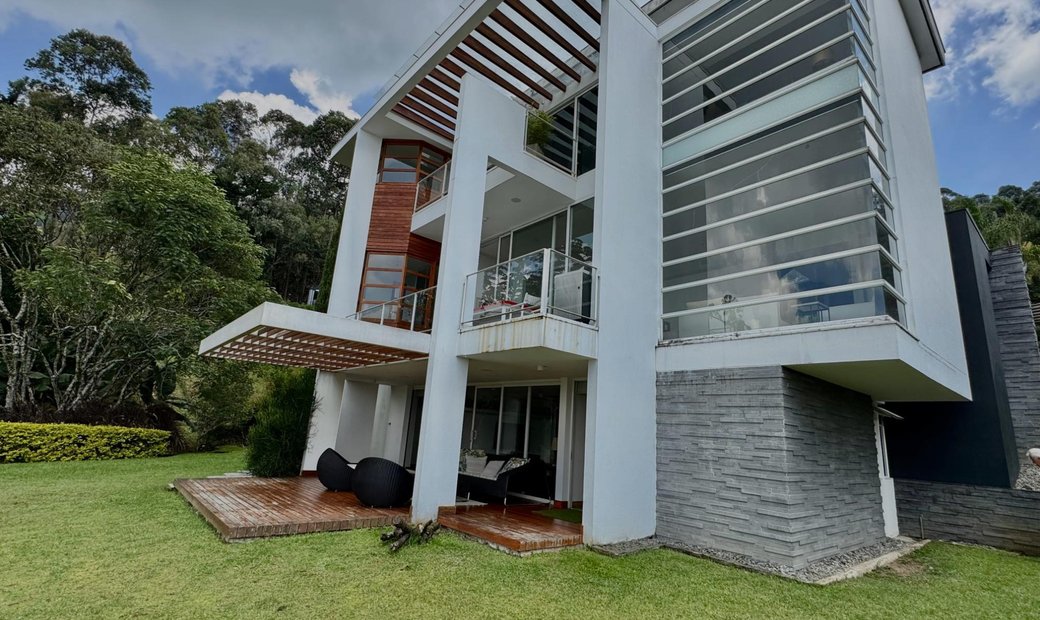 Beautiful And Spacious House With A View Of In Santa Elena, Antioquia ...