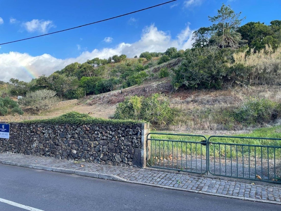 Tierra De Ponta Delgada En Ponta Delgada (Sao Sebastiao), Azores ...