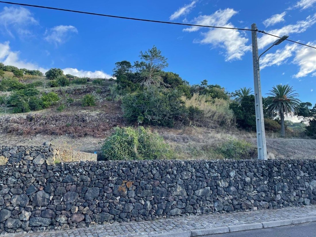 Tierra De Ponta Delgada En Ponta Delgada (Sao Sebastiao), Azores ...