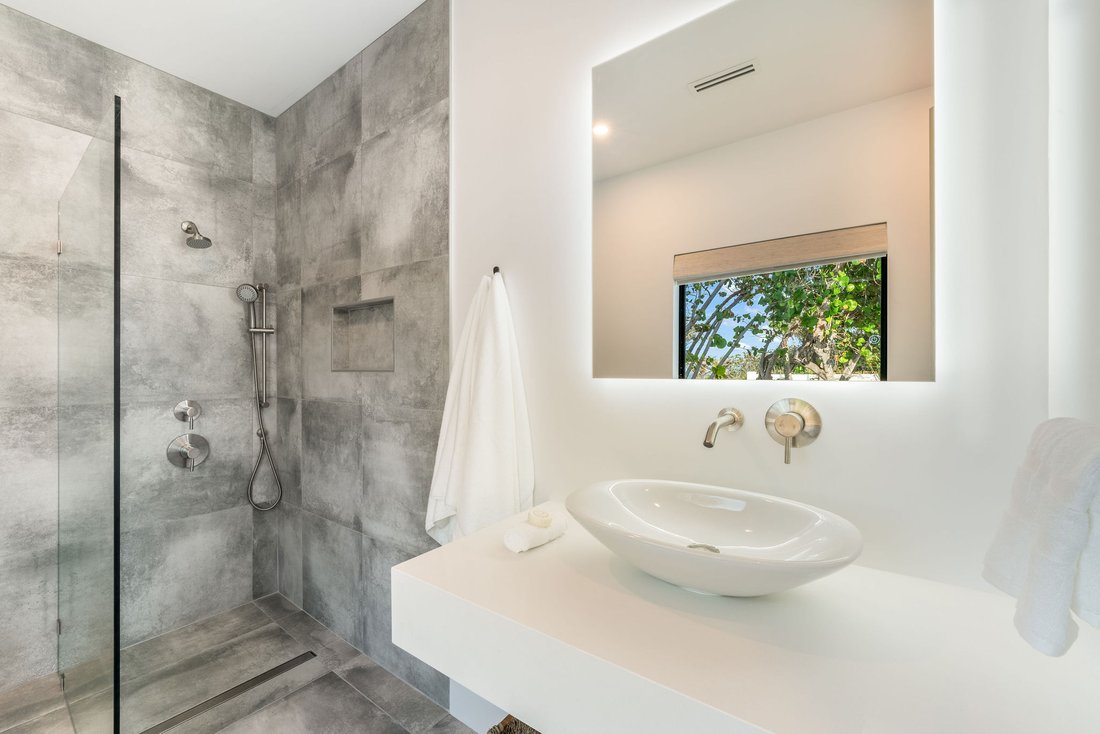 Luxury Beachfront Villa In Grand In Old Man Bay, North Side, Cayman ...