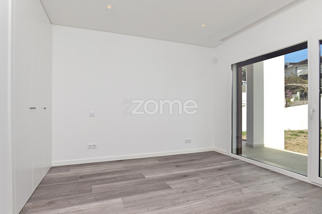 Almada House In Caparica E Trafaria, Setubal, Portugal For Sale (16228916)