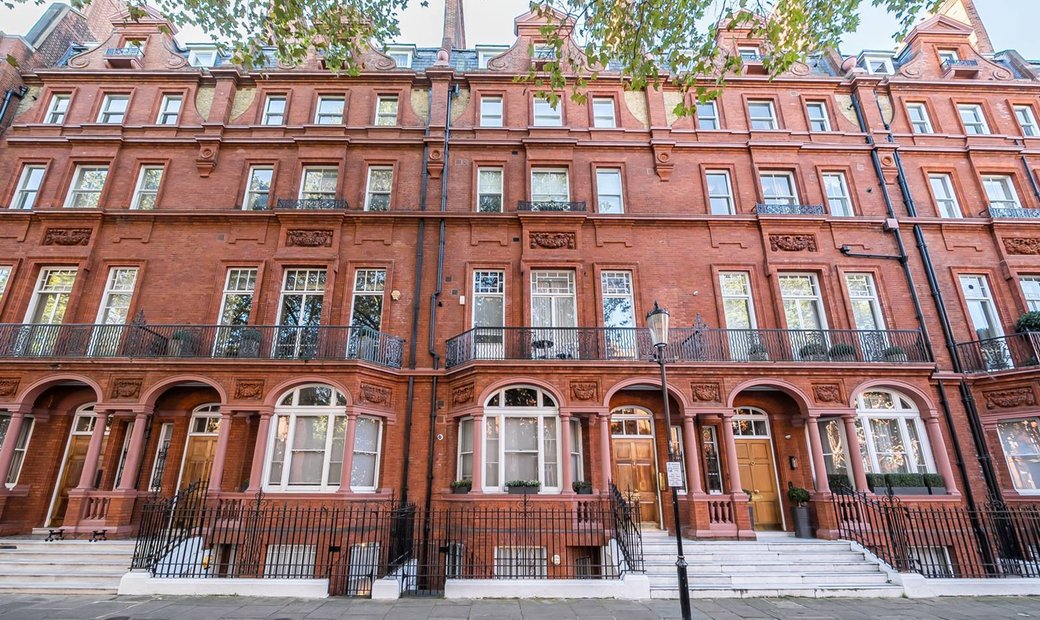 Pont Street, Knightsbridge, Sw1 X In London, England, United Kingdom ...