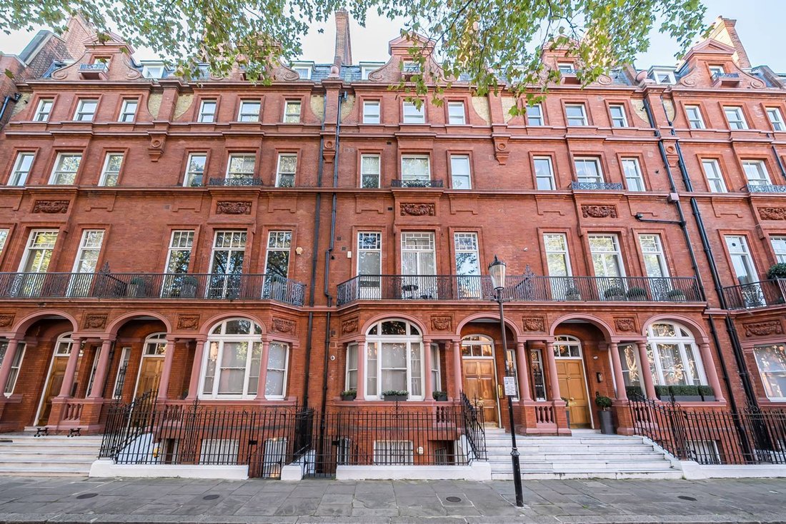 Pont Street, Knightsbridge, Sw1 X In London, England, United Kingdom ...
