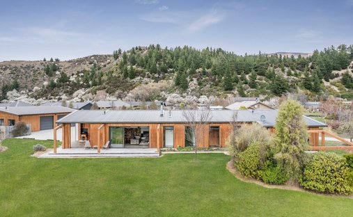 Luxury waterfront homes for sale in Luggate, Otago, New Zealand ...