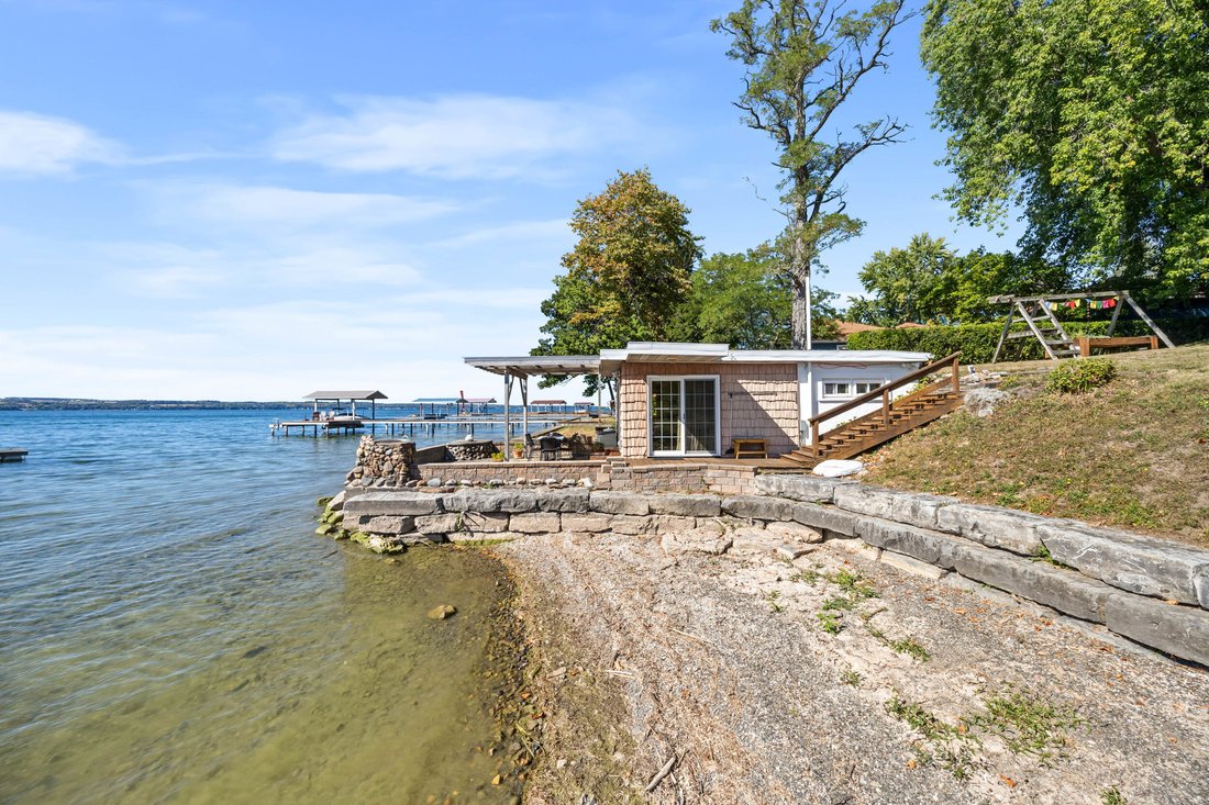 3 Bedrooms Single Family Attached In Romulus, New York, United States ...