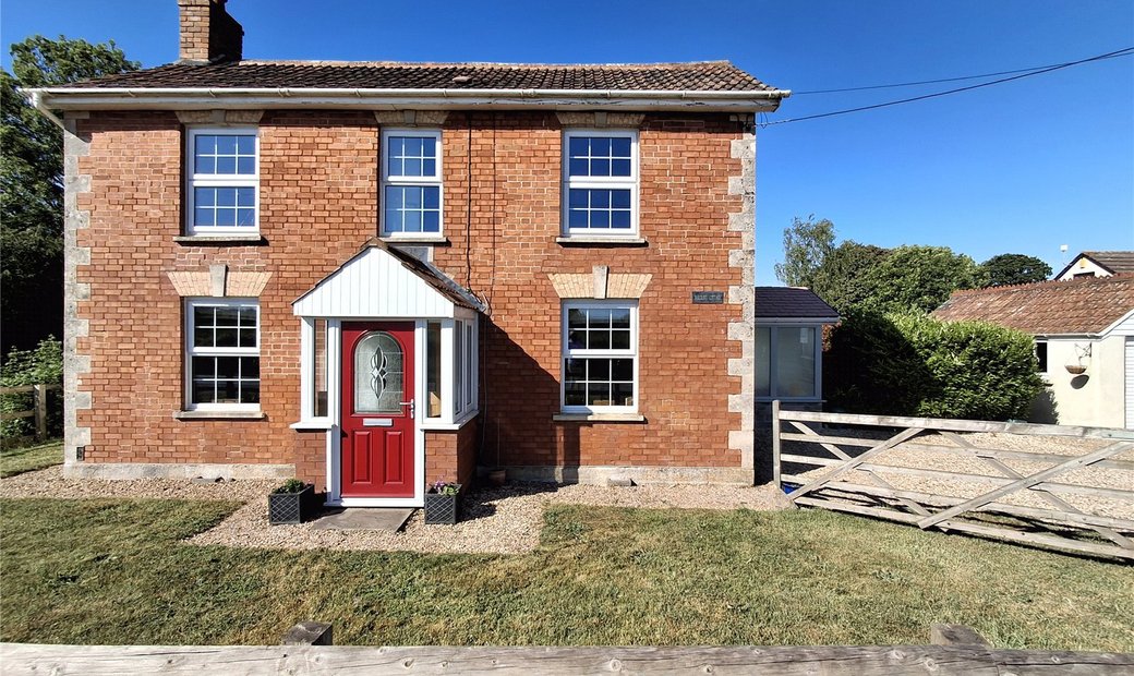 A Well Presented 4 Bedroomed Detached Family Home With Light In United ...