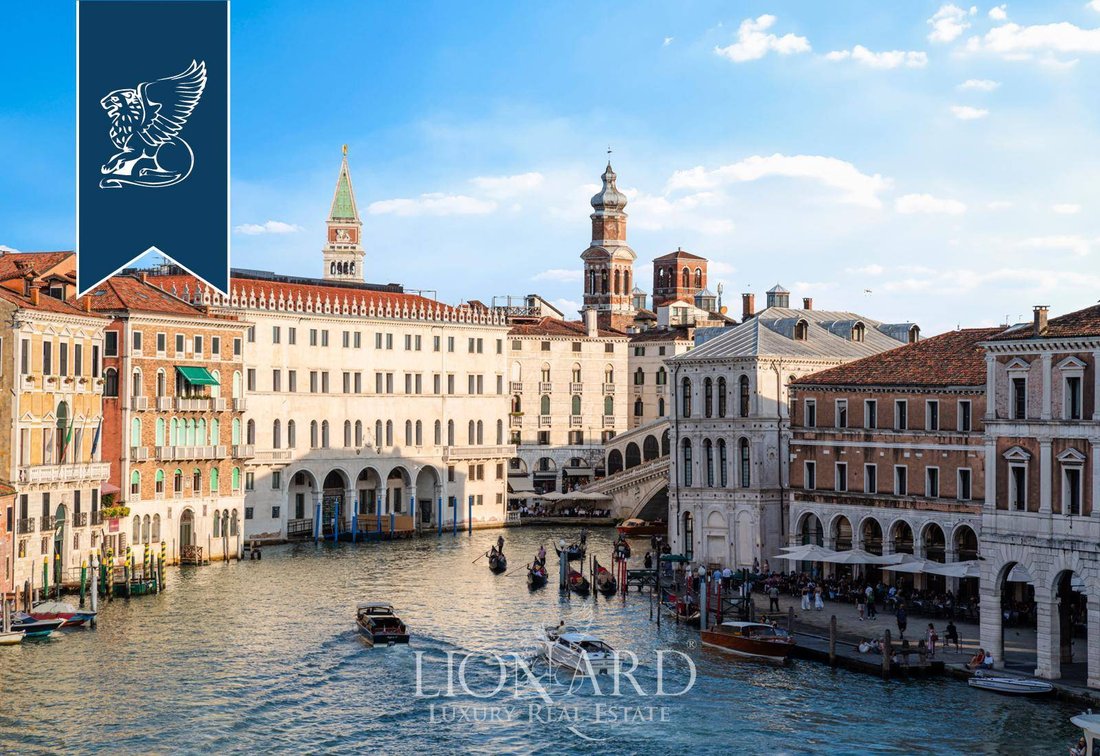 Piano Nobile Con Frescos Y Vistas A Rialto En En Venecia, Véneto ...