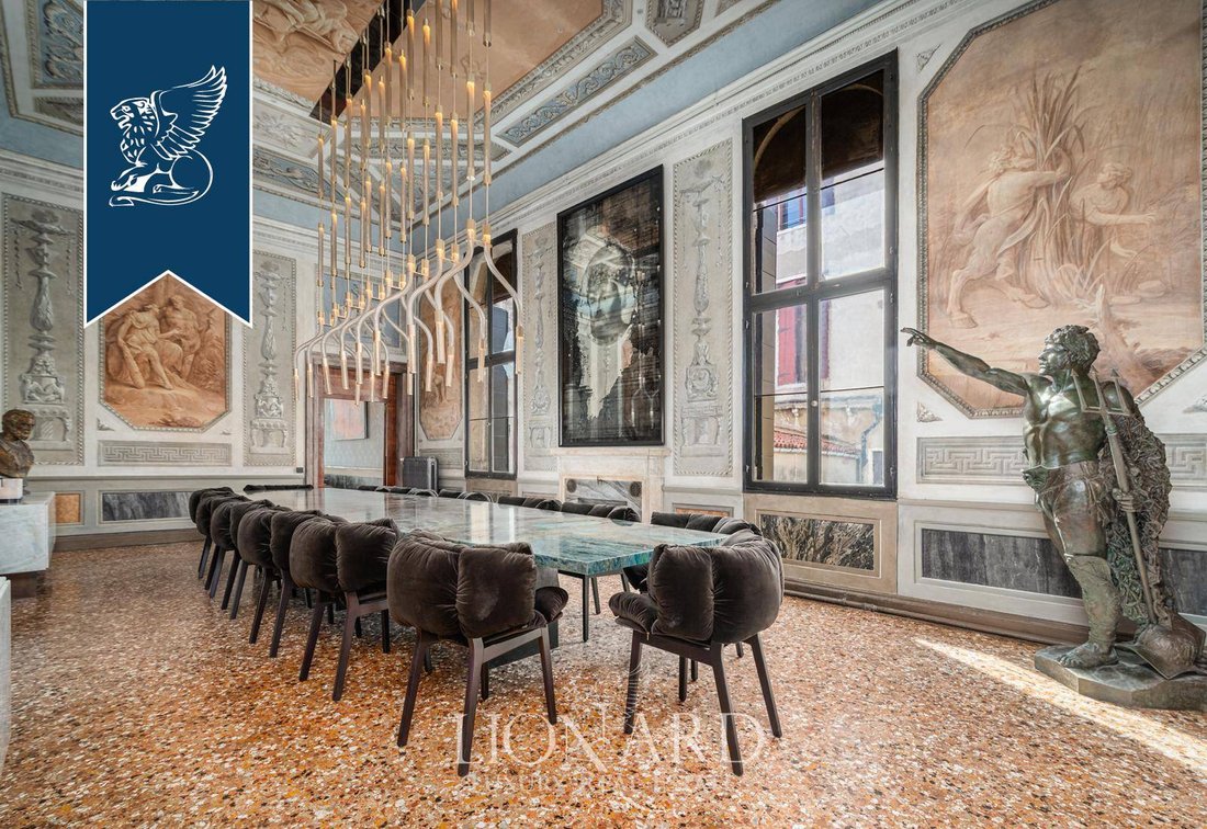 Piano Nobile Con Frescos Y Vistas A Rialto En En Venecia, Véneto ...