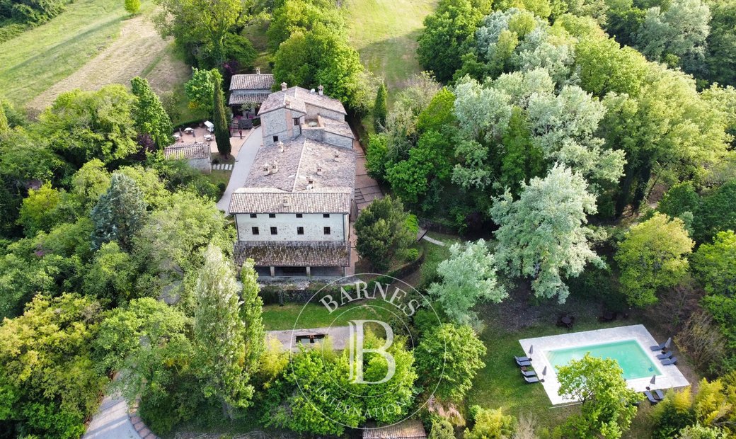 Sixteenth Century Complex Overlooking Valle Del In Spedalicchio, Umbria ...