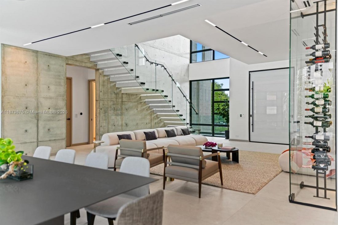 1379 Ne 104th Street In Miami, Florida, United States For Sale (16274447)