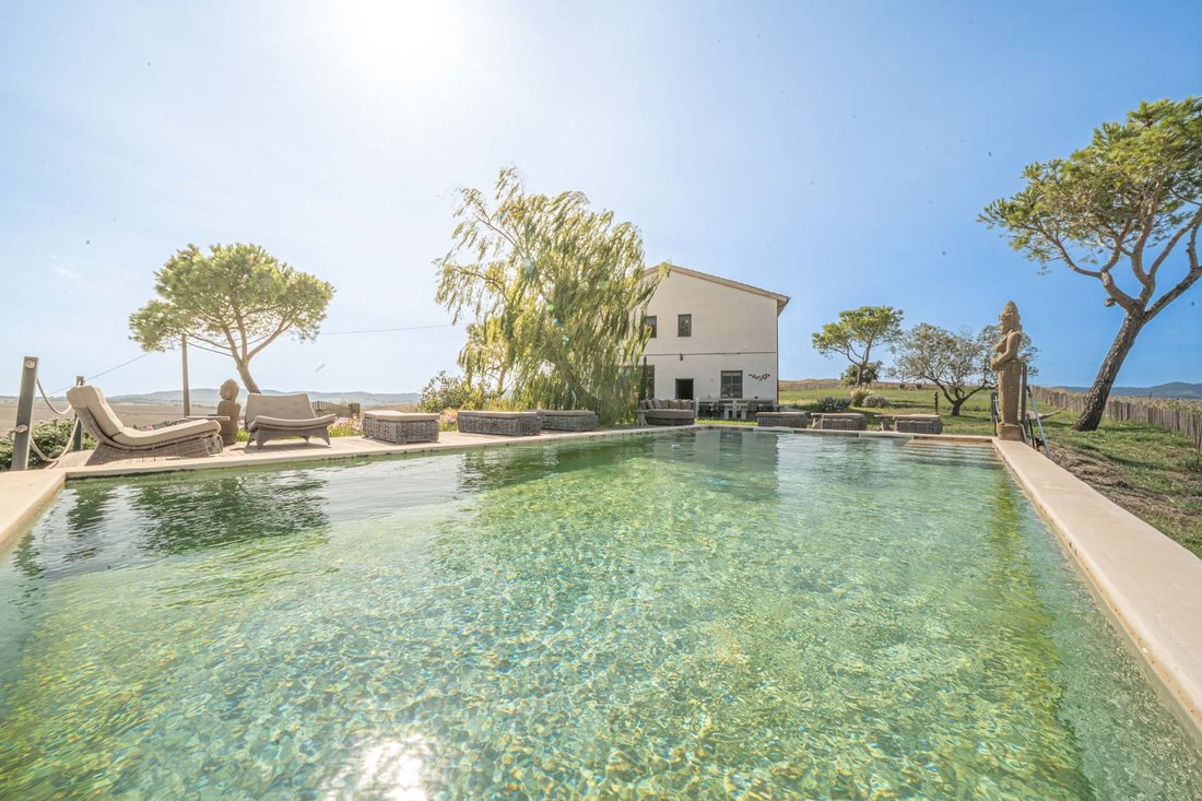 Ferme Avec Piscine Dans La Campagne De Santa Luce Dans Toscane, Italie ...