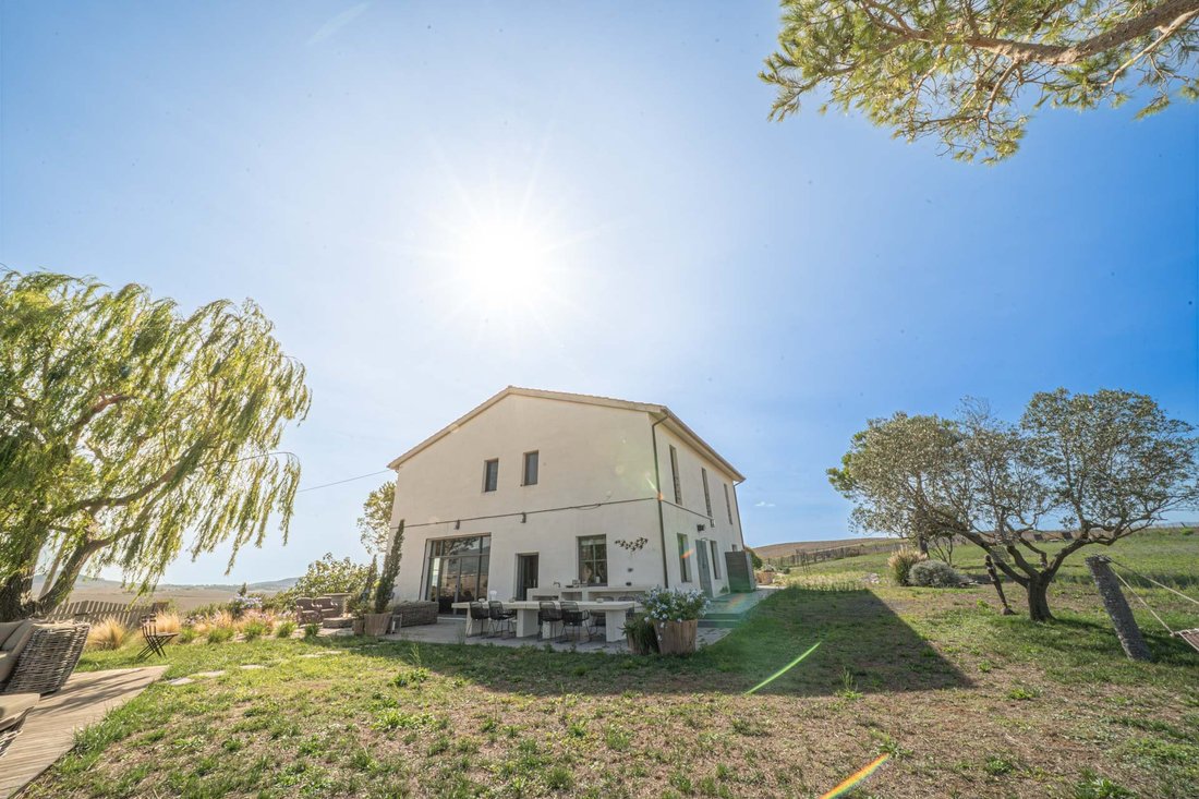 Ferme Avec Piscine Dans La Campagne De Santa Luce Dans Toscane, Italie ...