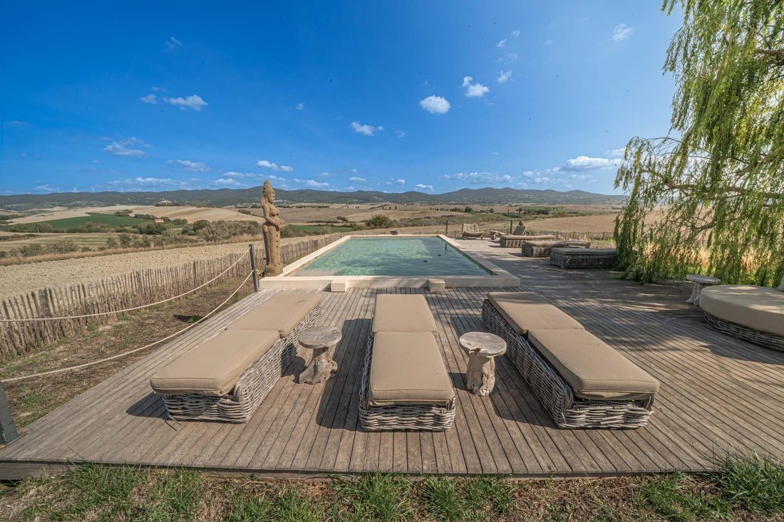 Ferme Avec Piscine Dans La Campagne De Santa Luce Dans Toscane, Italie ...