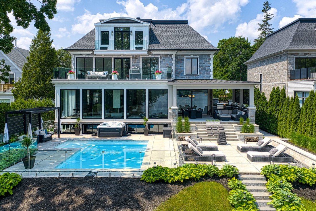 Un Style De Vie Prestigieux Au Bord De L'eau Dans Laval, Québec, Canada ...
