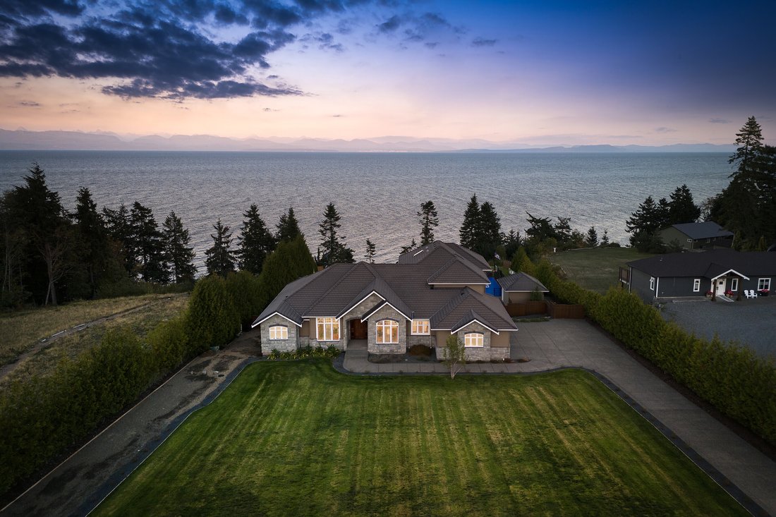Oceanfront Oasis In Courtenay, British Columbia, Canada For Sale (16310787)