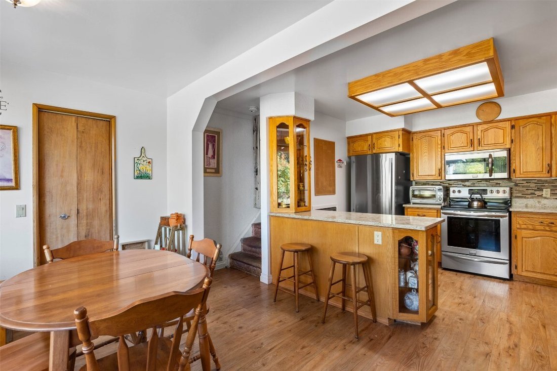 Tranquila Vida En El Campo Con Vistas En Lee Creek, Columbia Británica ...