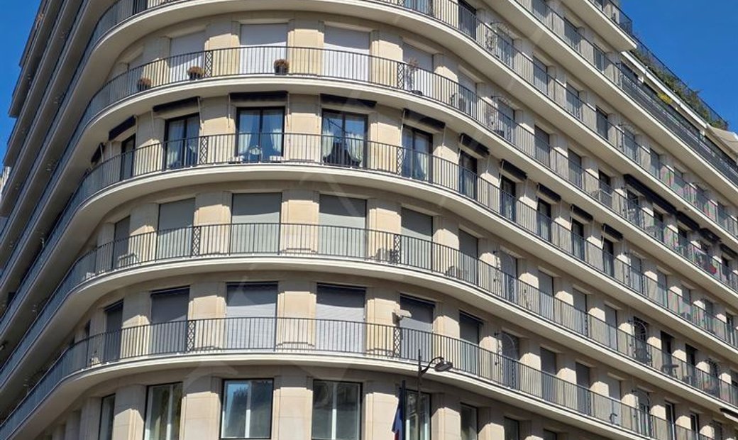 Avenue George V Au Cœur Du Triangle D'or Dans Paris, île De France ...