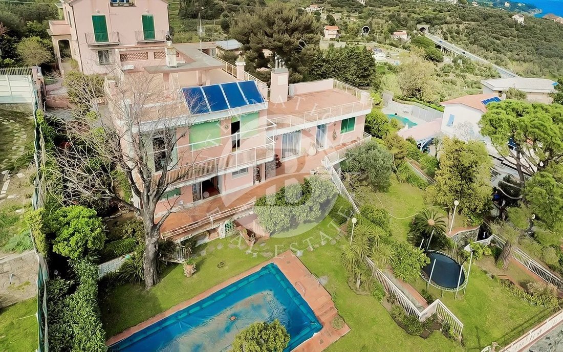 Apartamento En Villa Con Terrazas Y Vistas Al En Celle Ligure, Liguria ...