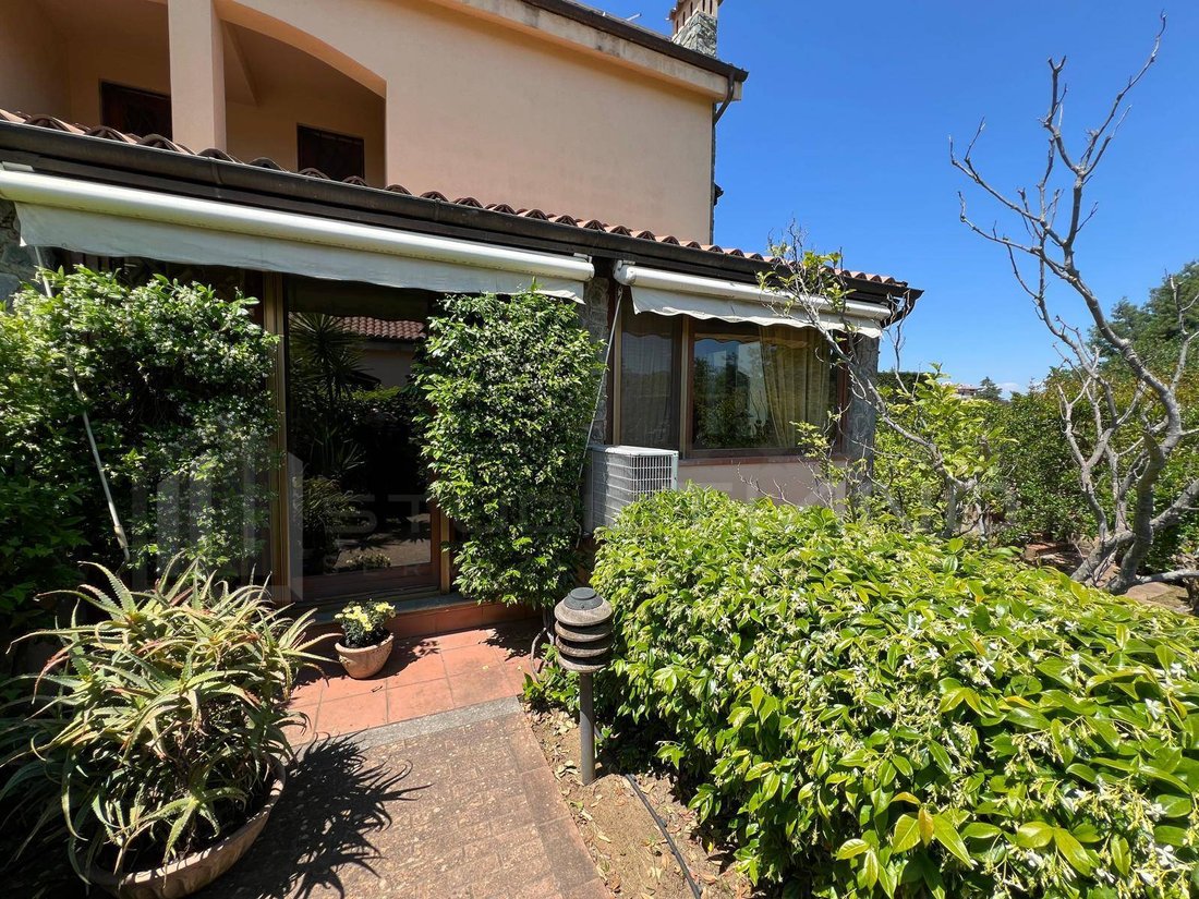 Zweifamilienhaus Zum Verkauf In Rende, Roges In Roges, Kalabrien ...