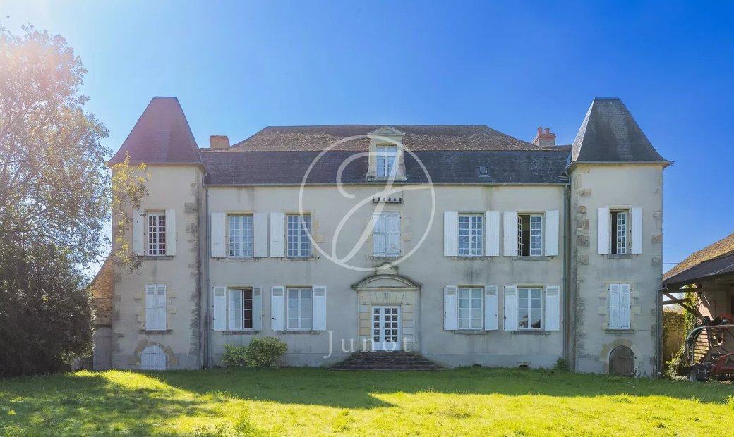 Townhouse Champvert 180.0 Sqm In Decize, Bourgogne Franche Comté ...
