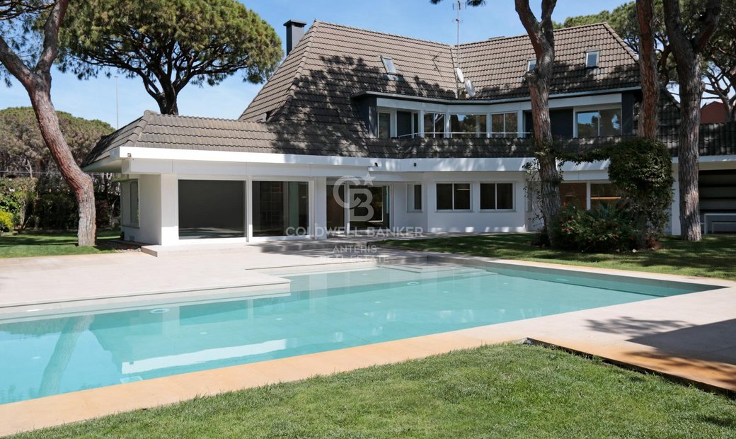 House In Gavà Mar With Amazing Exteriors And Tennis In Gava, Catalonia ...