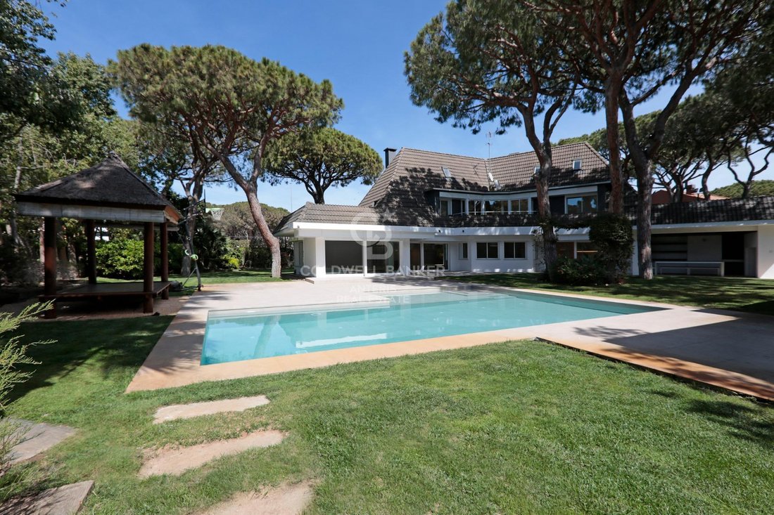 House In Gavà Mar With Amazing Exteriors And Tennis In Gava, Catalonia ...