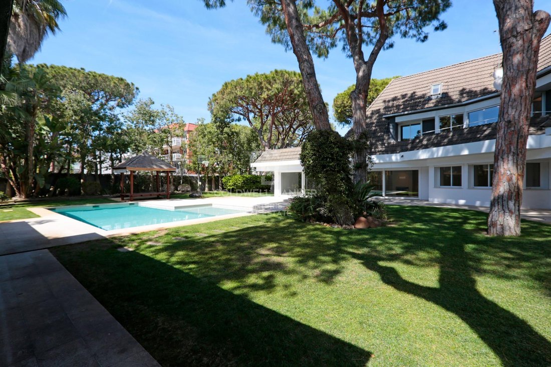 House In Gavà Mar With Amazing Exteriors And Tennis In Gava, Catalonia ...