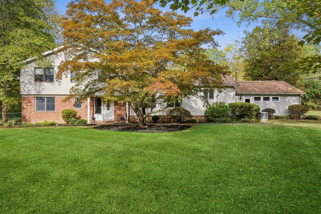 Maison Sur Deux Niveaux Dans Basking Ridge, New Jersey, états Unis à ...