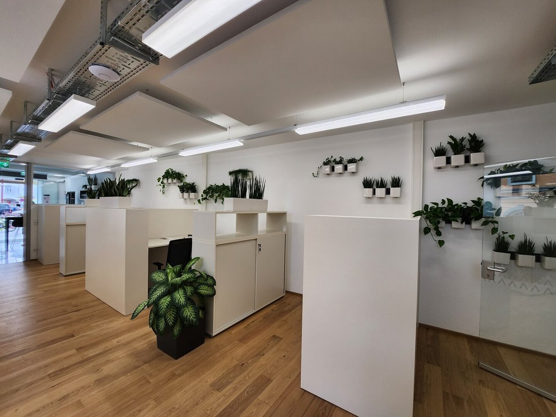 Ausgestatteter Arbeitsplatz Im Coworking Space, Dans Weiz, Styrie ...