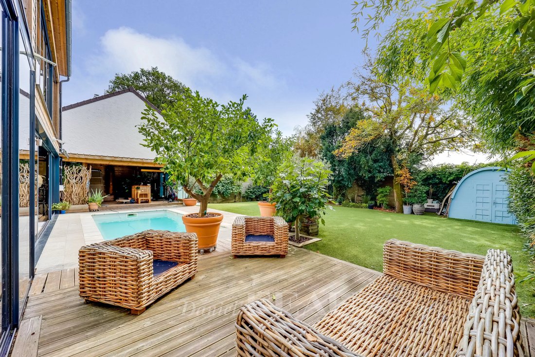 Le Chesnay – A 5 Bed Property En La Celle Saint Cloud, Isla De Francia ...