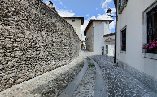 Luxe vue sur la montagne maisons à vendre en Cividale del Friuli ...
