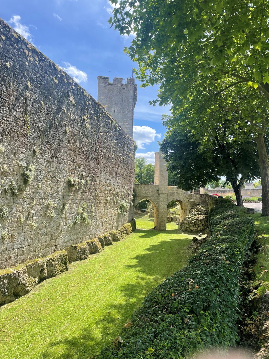 Château Du Xii Ie Siècle à Restaurer Situé Dans Larressingle, Occitanie ...