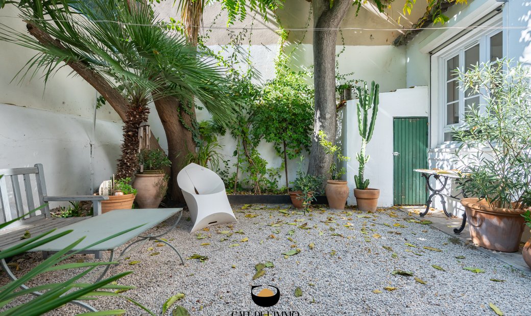 A Hidden Garden In Cinq Avenues En Marsella, Provenza Alpes Costa Azul ...