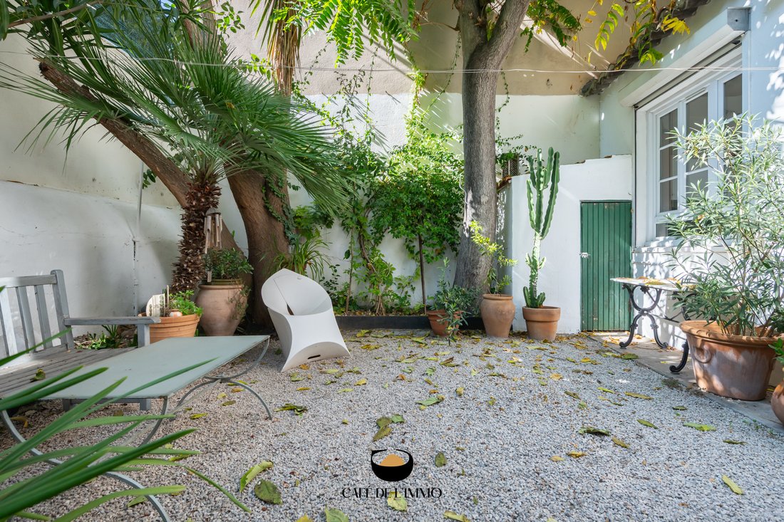 A Hidden Garden In Cinq Avenues En Marsella, Provenza Alpes Costa Azul ...